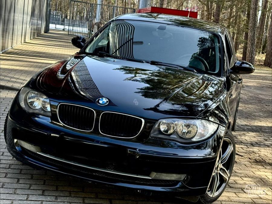 Black BMW 118 2010 in Alytus, with an engine capacity of 2.00 L and mileage of 301 thousand km for 3499 €, photo 6 on AUTOMOTO.COM.LV