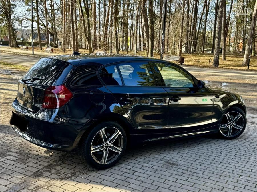 Black BMW 118 2010 in Alytus, with an engine capacity of 2.00 L and mileage of 301 thousand km for 3499 €, photo 10 on AUTOMOTO.COM.LV