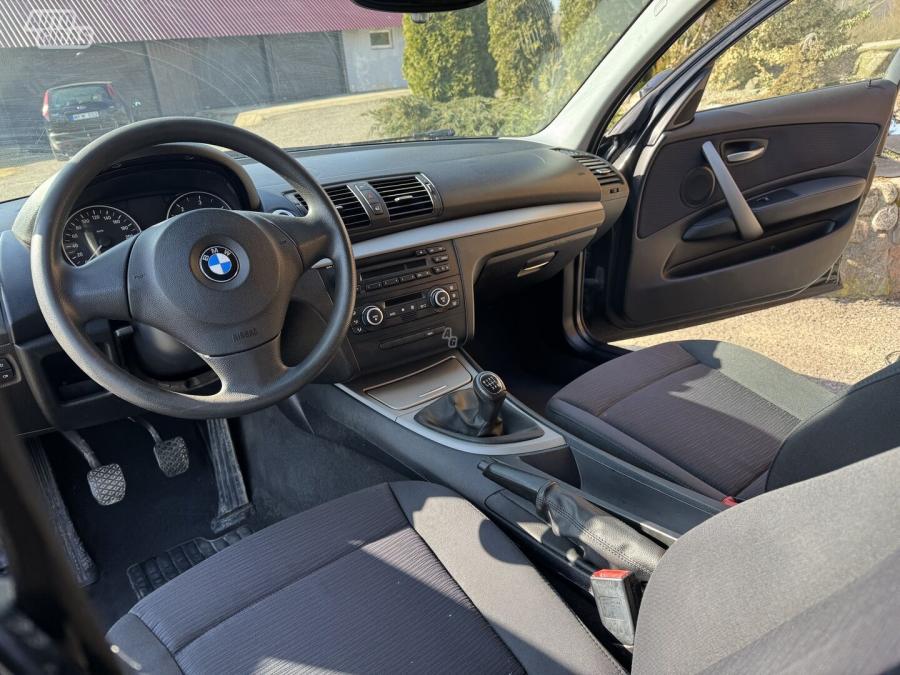 Black BMW 118 2010 in Alytus, with an engine capacity of 2.00 L and mileage of 301 thousand km for 3499 €, photo 12 on AUTOMOTO.COM.LV
