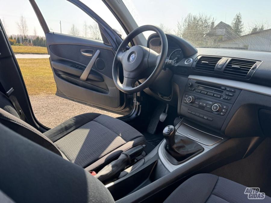 Black BMW 118 2010 in Alytus, with an engine capacity of 2.00 L and mileage of 301 thousand km for 3499 €, photo 20 on AUTOMOTO.COM.LV
