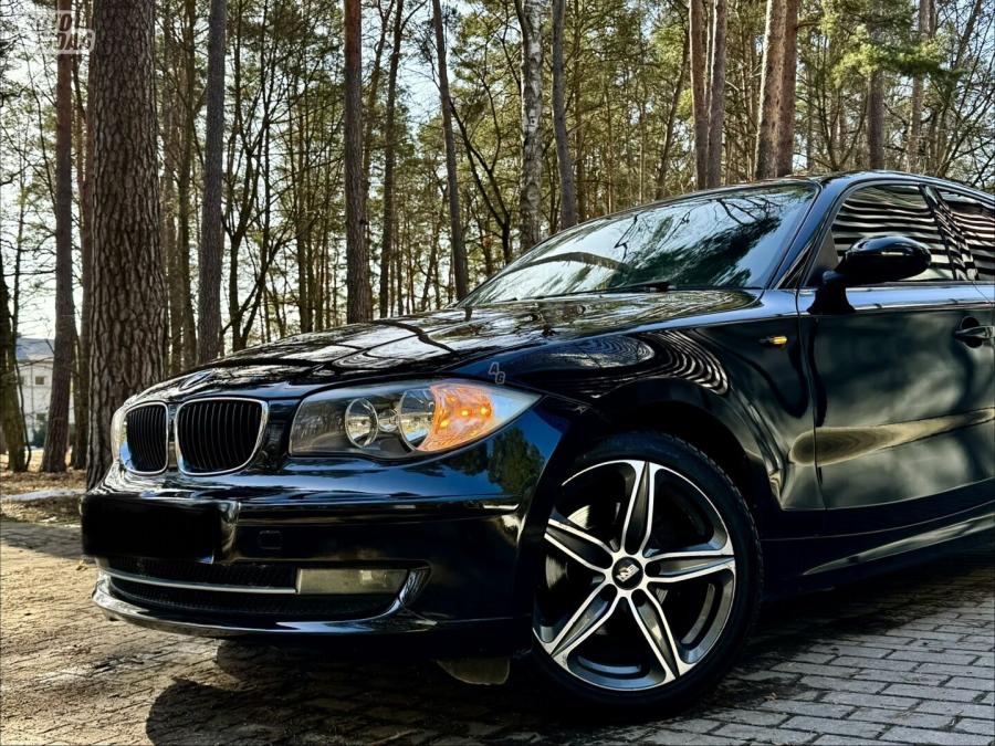 Black BMW 118 2010 in Alytus, with an engine capacity of 2.00 L and mileage of 301 thousand km for 3499 €, photo 25 on AUTOMOTO.COM.LV