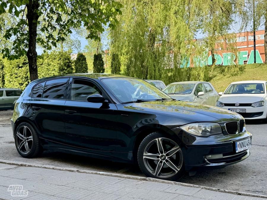 Black BMW 118 2010 in Alytus, with an engine capacity of 2.00 L and mileage of 302 thousand km for 3699 €, photo 9 on AUTOMOTO.COM.LV