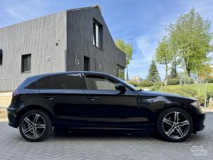 Black BMW 118 2010 in Vilnius, with an engine capacity of 2.00 L and mileage of 299 thousand km for 3499 €, photo 17 on AUTOMOTO.COM.LV