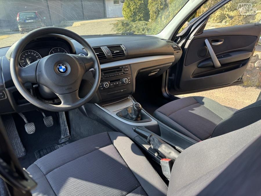 Black BMW 118 2010 in Vilnius, with an engine capacity of 2.00 L and mileage of 299 thousand km for 3499 €, photo 19 on AUTOMOTO.COM.LV