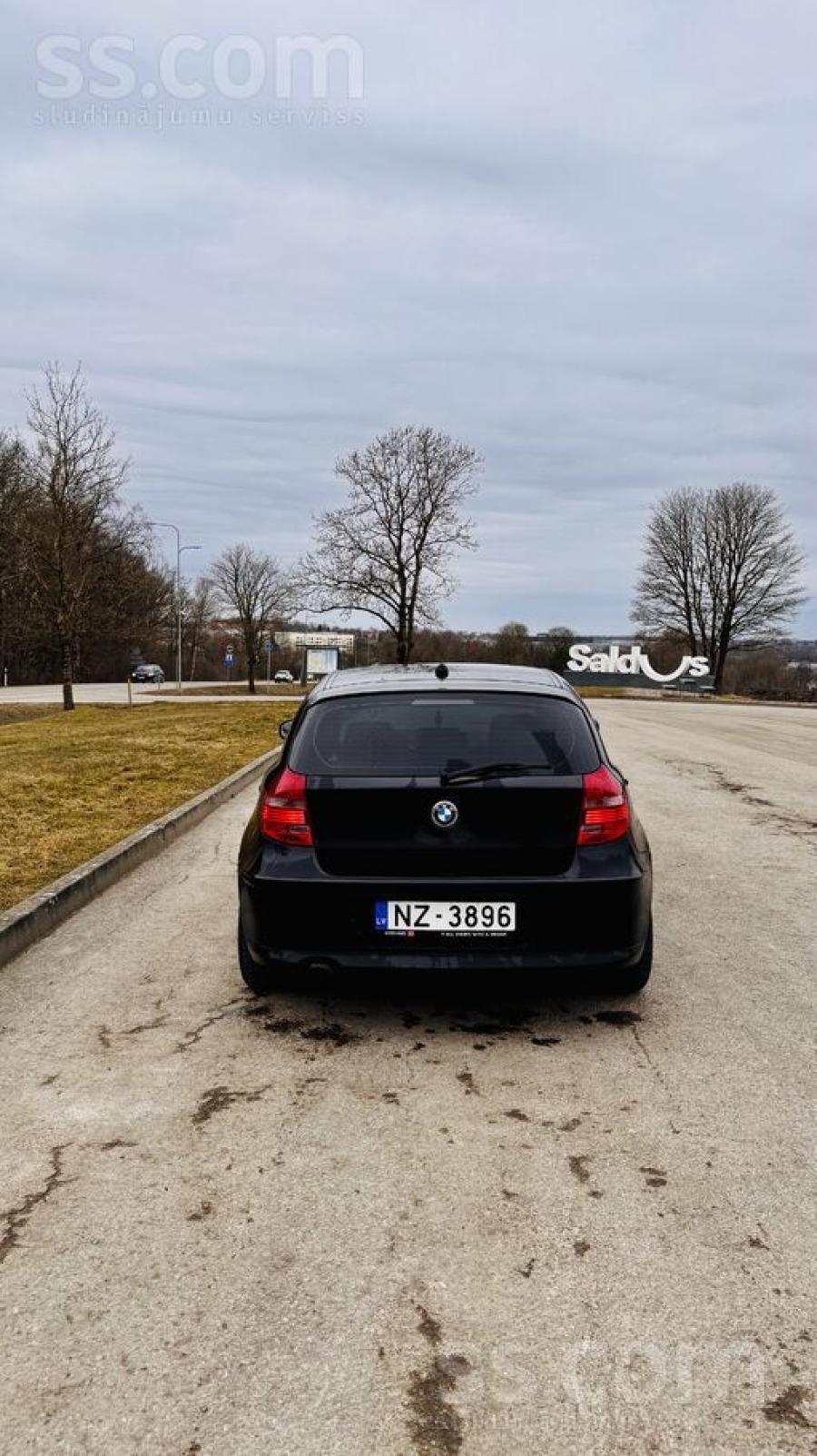 Black BMW 118 2010 in Saldus, with an engine capacity of 2.00 L and mileage of 310 thousand km for 4000 €, photo 4 on AUTOMOTO.COM.LV