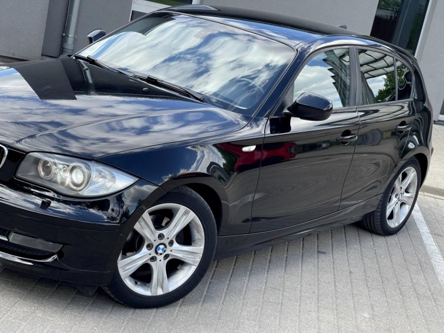 Black BMW 118 2010 in Riga, with an engine capacity of 2.00 L and mileage of 286 thousand km for 5650 €, photo 4 on AUTOMOTO.COM.LV