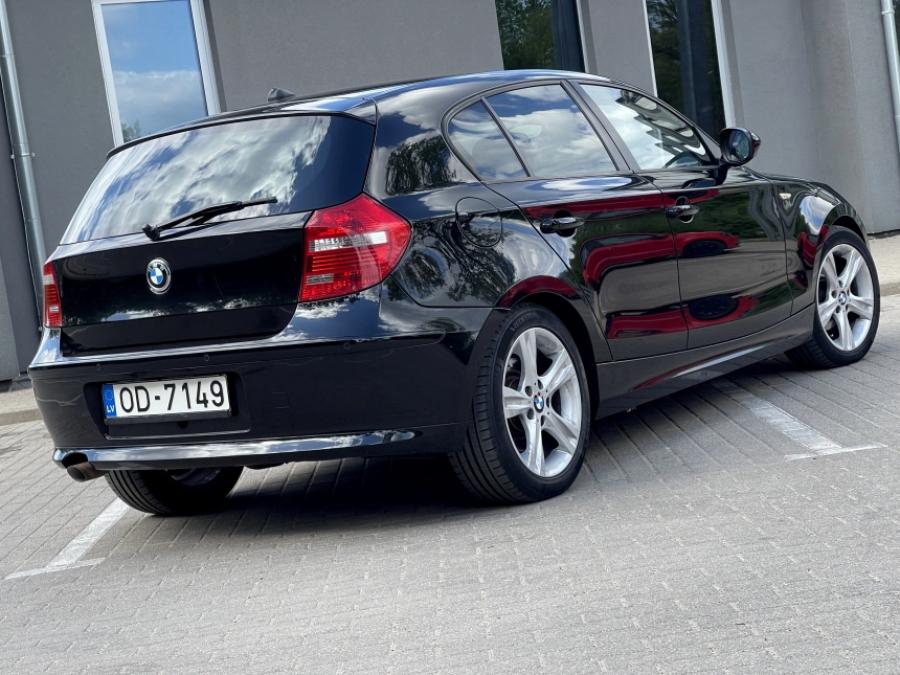 Black BMW 118 2010 in Riga, with an engine capacity of 2.00 L and mileage of 286 thousand km for 5650 €, photo 5 on AUTOMOTO.COM.LV