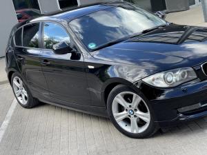 Black BMW 118 2010 in Riga, with an engine capacity of 2.00 L and mileage of 286 thousand km for 5650 €, photo 6 on AUTOMOTO.COM.LV