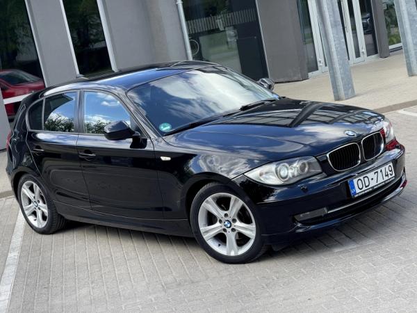 Black BMW 118 2010 in Riga, with an engine capacity of 2.00 L and mileage of 286 thousand km for 5650 €, photo 6 on AUTOMOTO.COM.LV
