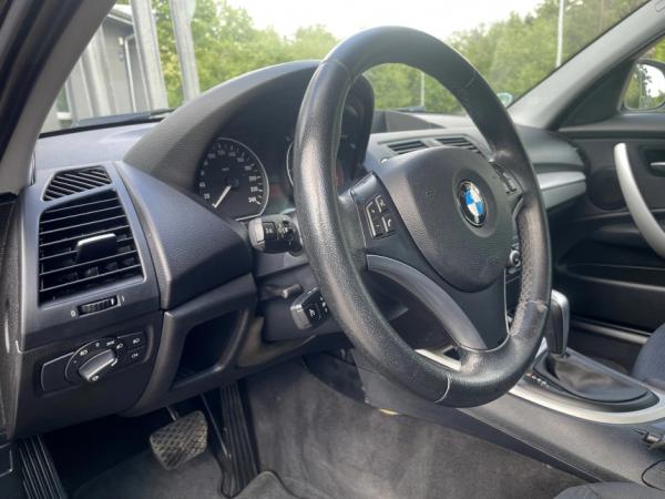 Black BMW 118 2010 in Riga, with an engine capacity of 2.00 L and mileage of 286 thousand km for 5650 €, photo 7 on AUTOMOTO.COM.LV