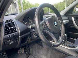 Black BMW 118 2010 in Riga, with an engine capacity of 2.00 L and mileage of 286 thousand km for 5650 €, photo 8 on AUTOMOTO.COM.LV