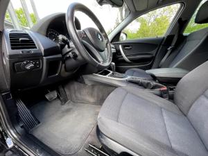 Black BMW 118 2010 in Riga, with an engine capacity of 2.00 L and mileage of 286 thousand km for 5650 €, photo 10 on AUTOMOTO.COM.LV