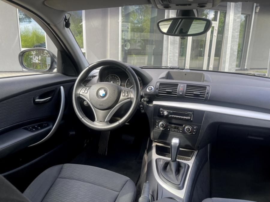 Black BMW 118 2010 in Riga, with an engine capacity of 2.00 L and mileage of 286 thousand km for 5650 €, photo 21 on AUTOMOTO.COM.LV
