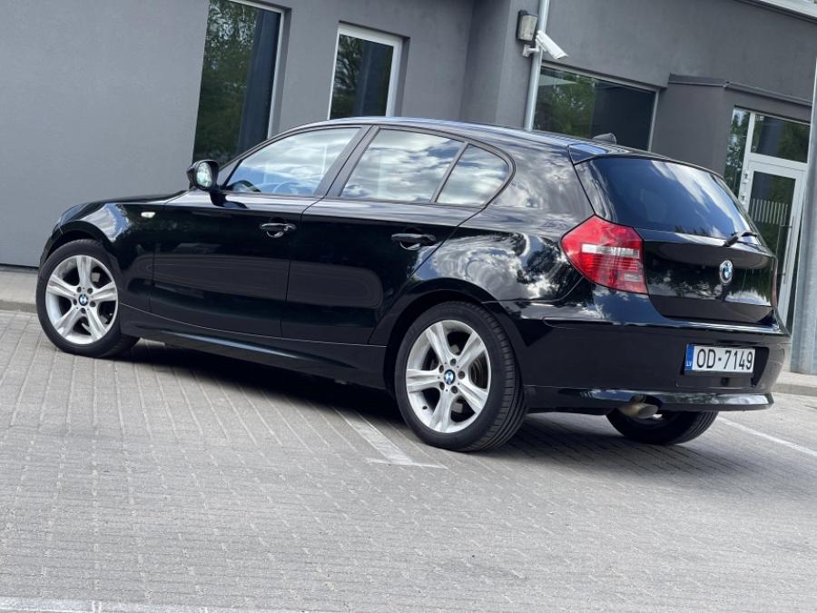 Black BMW 118 2010 in Riga, with an engine capacity of 2.00 L and mileage of 286 thousand km for 5650 €, photo 27 on AUTOMOTO.COM.LV