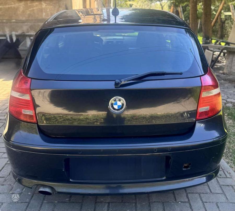 Black BMW 118 2010 in Kaunas, with an engine capacity of 2.00 L and mileage of 184 thousand km for 3400 €, photo 5 on AUTOMOTO.COM.LV