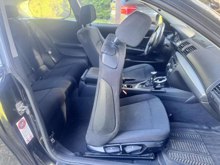 Black BMW 118 2010 in Kaunas, with an engine capacity of 2.00 L and mileage of 184 thousand km for 3400 €, photo 8 on AUTOMOTO.COM.LV