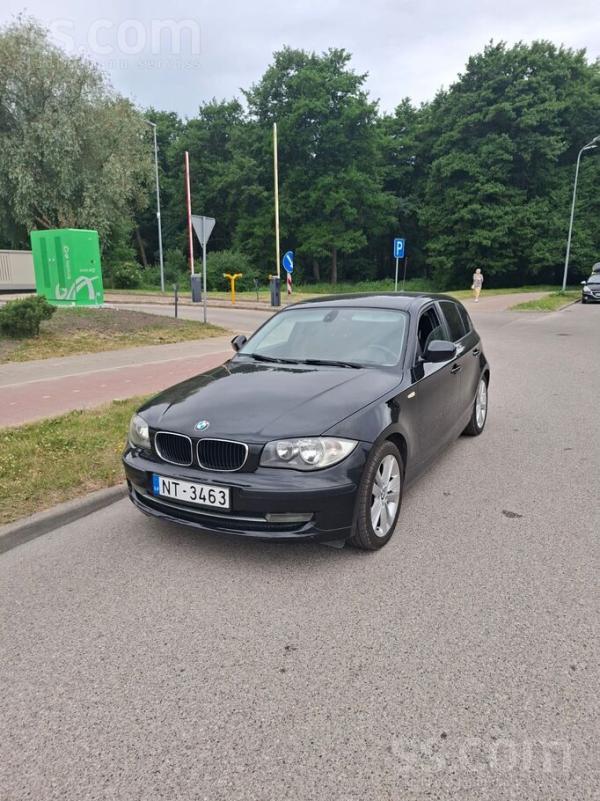 Black BMW 118 2010 in Liepaja, with an engine capacity of 2.00 L and mileage of 324 thousand km for 3250 €, photo 1 on AUTOMOTO.COM.LV