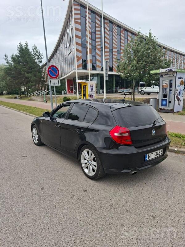 Black BMW 118 2010 in Liepaja, with an engine capacity of 2.00 L and mileage of 324 thousand km for 3250 €, photo 3 on AUTOMOTO.COM.LV
