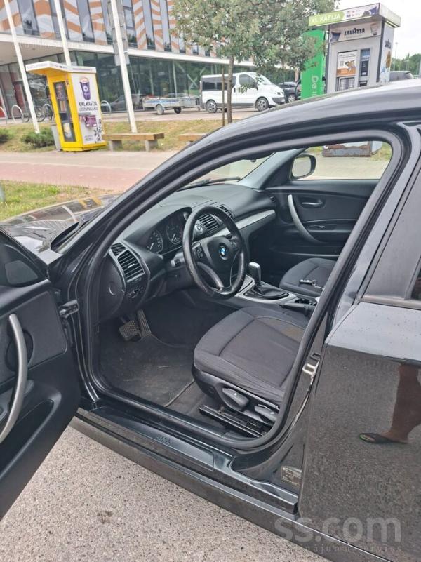 Black BMW 118 2010 in Liepaja, with an engine capacity of 2.00 L and mileage of 324 thousand km for 3250 €, photo 5 on AUTOMOTO.COM.LV