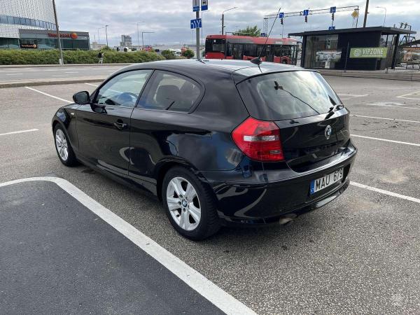 Melns BMW 118 2010 Viļņa, ar dzinēja tilpumu 2.00 L un nobraukumu 314 tūkst. km par 3400 €, foto 3 vietnē AUTOMOTO.COM.LV