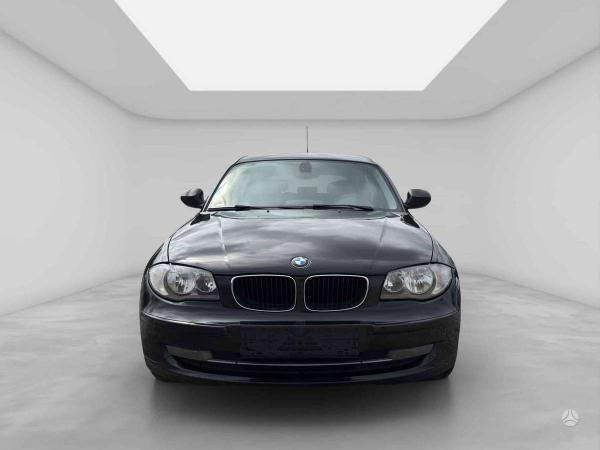 Black BMW 118 2010 in Kaunas, with an engine capacity of 2.00 L and mileage of 244 thousand km for 4490 €, photo 2 on AUTOMOTO.COM.LV