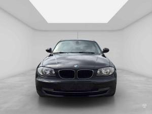 Black BMW 118 2010 in Kaunas, with an engine capacity of 2.00 L and mileage of 244 thousand km for 4490 €, photo 3 on AUTOMOTO.COM.LV