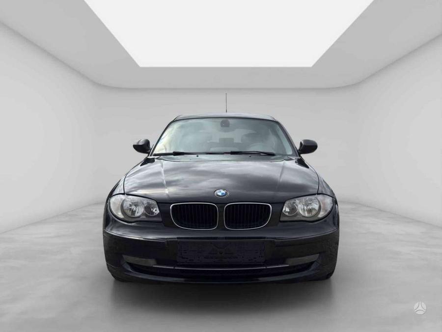 Black BMW 118 2010 in Kaunas, with an engine capacity of 2.00 L and mileage of 244 thousand km for 4490 €, photo 3 on AUTOMOTO.COM.LV