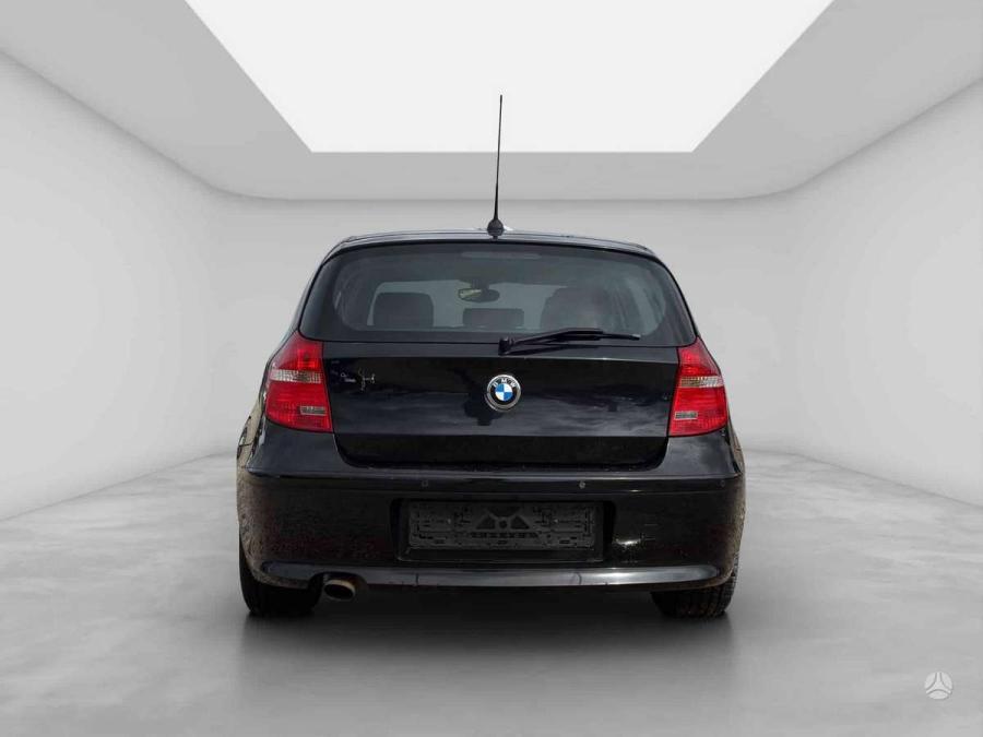 Black BMW 118 2010 in Kaunas, with an engine capacity of 2.00 L and mileage of 244 thousand km for 4490 €, photo 6 on AUTOMOTO.COM.LV