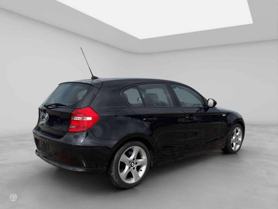 Black BMW 118 2010 in Kaunas, with an engine capacity of 2.00 L and mileage of 244 thousand km for 4490 €, photo 7 on AUTOMOTO.COM.LV
