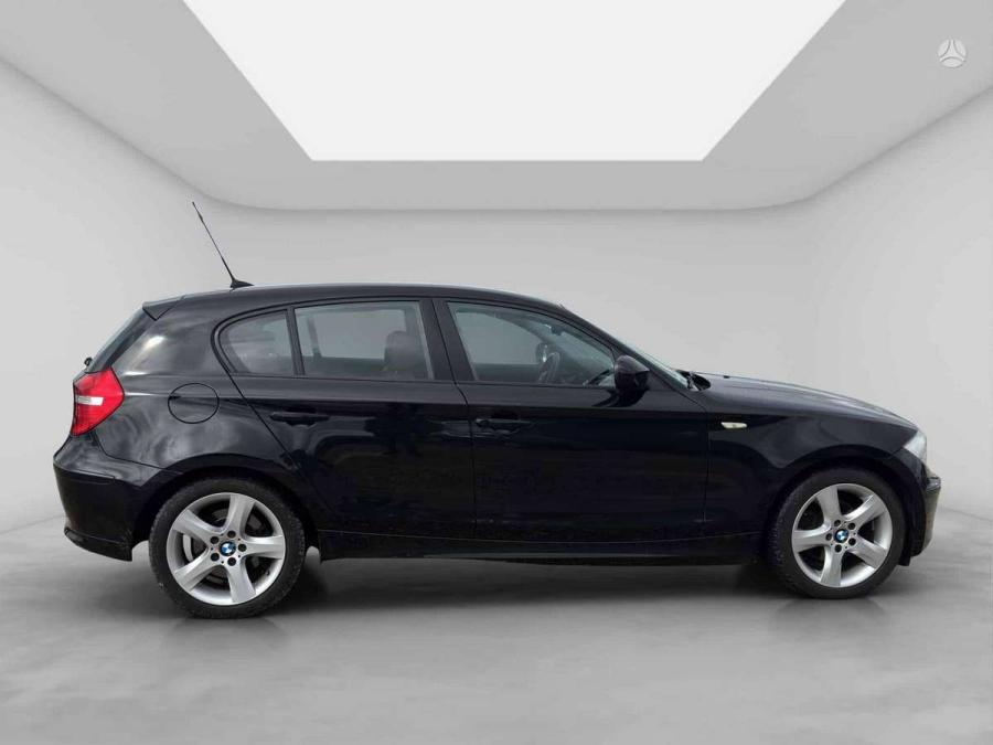 Black BMW 118 2010 in Kaunas, with an engine capacity of 2.00 L and mileage of 244 thousand km for 4490 €, photo 8 on AUTOMOTO.COM.LV