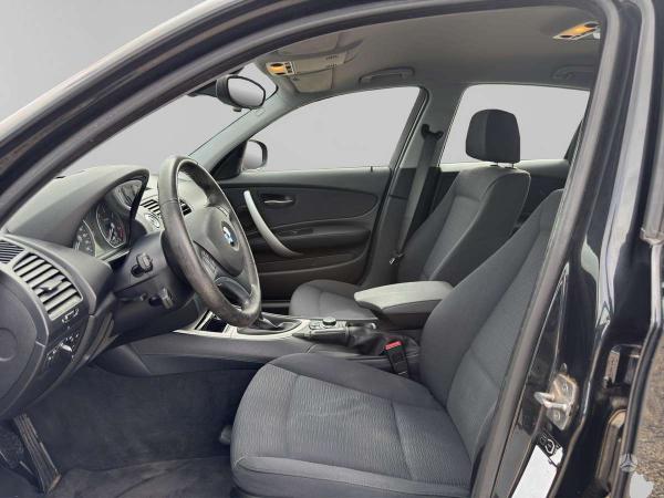 Black BMW 118 2010 in Kaunas, with an engine capacity of 2.00 L and mileage of 244 thousand km for 4490 €, photo 9 on AUTOMOTO.COM.LV