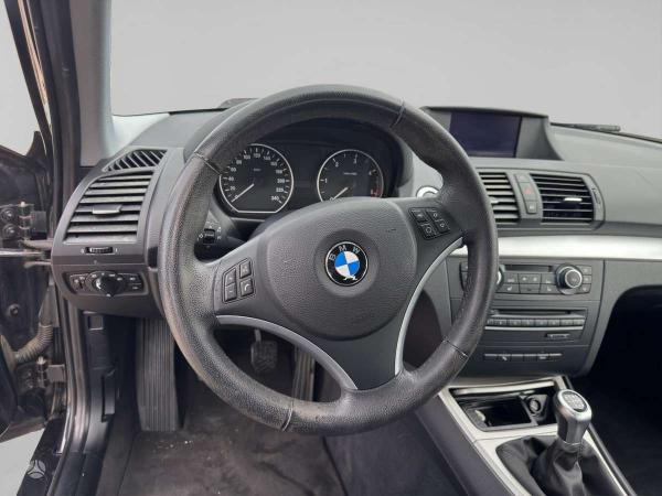 Black BMW 118 2010 in Kaunas, with an engine capacity of 2.00 L and mileage of 244 thousand km for 4490 €, photo 10 on AUTOMOTO.COM.LV