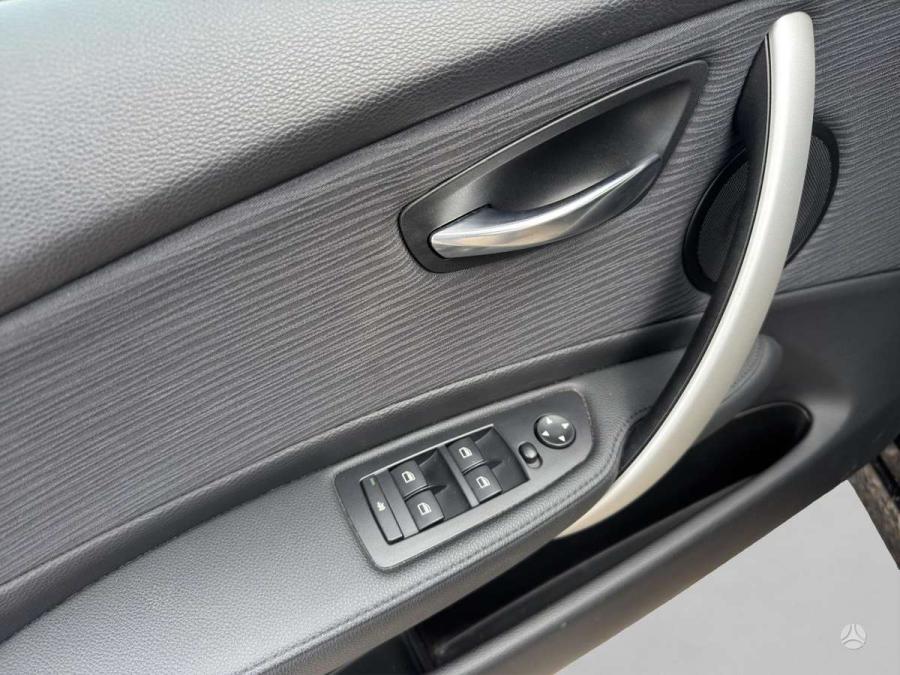 Black BMW 118 2010 in Kaunas, with an engine capacity of 2.00 L and mileage of 244 thousand km for 4490 €, photo 12 on AUTOMOTO.COM.LV