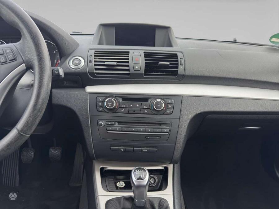 Black BMW 118 2010 in Kaunas, with an engine capacity of 2.00 L and mileage of 244 thousand km for 4490 €, photo 15 on AUTOMOTO.COM.LV