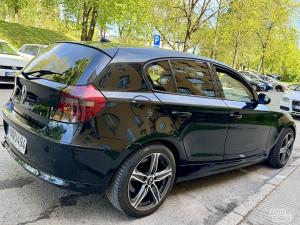 Black BMW 118 2010 in Vilnius, with an engine capacity of 2.00 L and mileage of 298 thousand km for 3850 €, photo 3 on AUTOMOTO.COM.LV