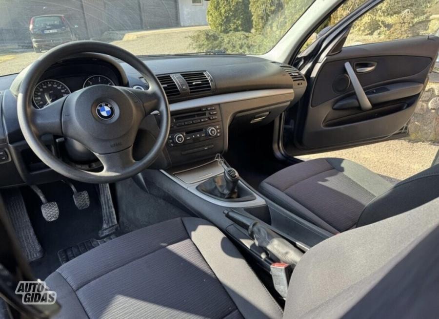 Black BMW 118 2010 in Vilnius, with an engine capacity of 2.00 L and mileage of 298 thousand km for 3850 €, photo 4 on AUTOMOTO.COM.LV