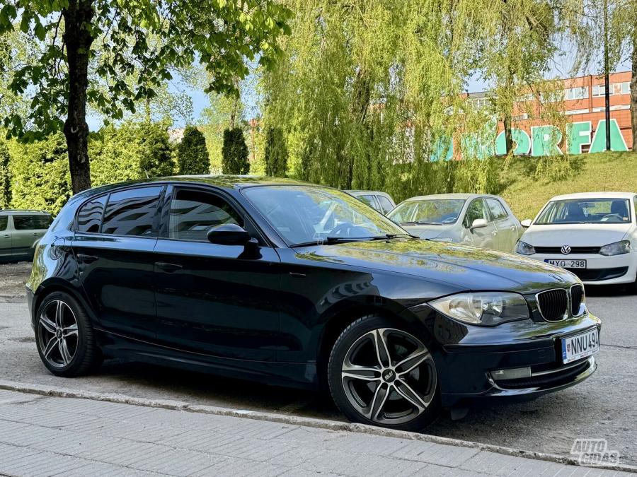 Black BMW 118 2010 in Vilnius, with an engine capacity of 2.00 L and mileage of 298 thousand km for 3850 €, photo 11 on AUTOMOTO.COM.LV