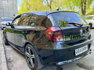 Black BMW 118 2010 in Vilnius, with an engine capacity of 2.00 L and mileage of 298 thousand km for 3850 €, photo 18 on AUTOMOTO.COM.LV
