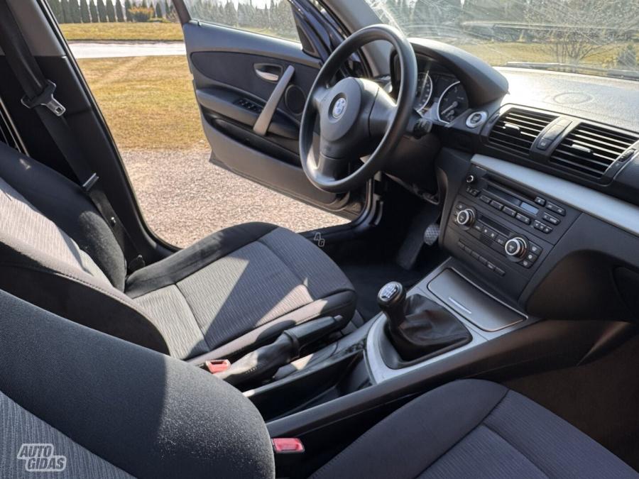 Black BMW 118 2010 in Vilnius, with an engine capacity of 2.00 L and mileage of 298 thousand km for 3850 €, photo 23 on AUTOMOTO.COM.LV
