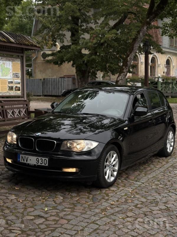 Black BMW 118 2010 in Kuldiga, with an engine capacity of 2.00 L and mileage of 391 thousand km for 3300 €, photo 1 on AUTOMOTO.COM.LV
