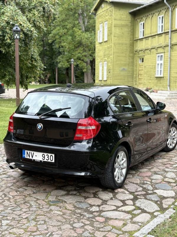 Black BMW 118 2010 in Kuldiga, with an engine capacity of 2.00 L and mileage of 391 thousand km for 3300 €, photo 3 on AUTOMOTO.COM.LV