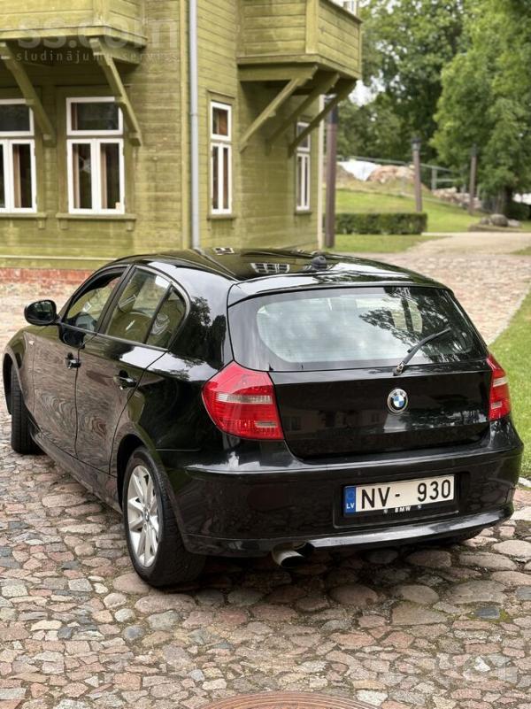 Black BMW 118 2010 in Kuldiga, with an engine capacity of 2.00 L and mileage of 391 thousand km for 3300 €, photo 5 on AUTOMOTO.COM.LV