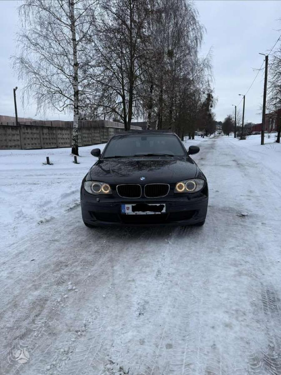 Black BMW 118 2011 in Kaunas, with an engine capacity of 2.00 L and mileage of 352 thousand km for 2800 €, photo 1 on AUTOMOTO.COM.LV