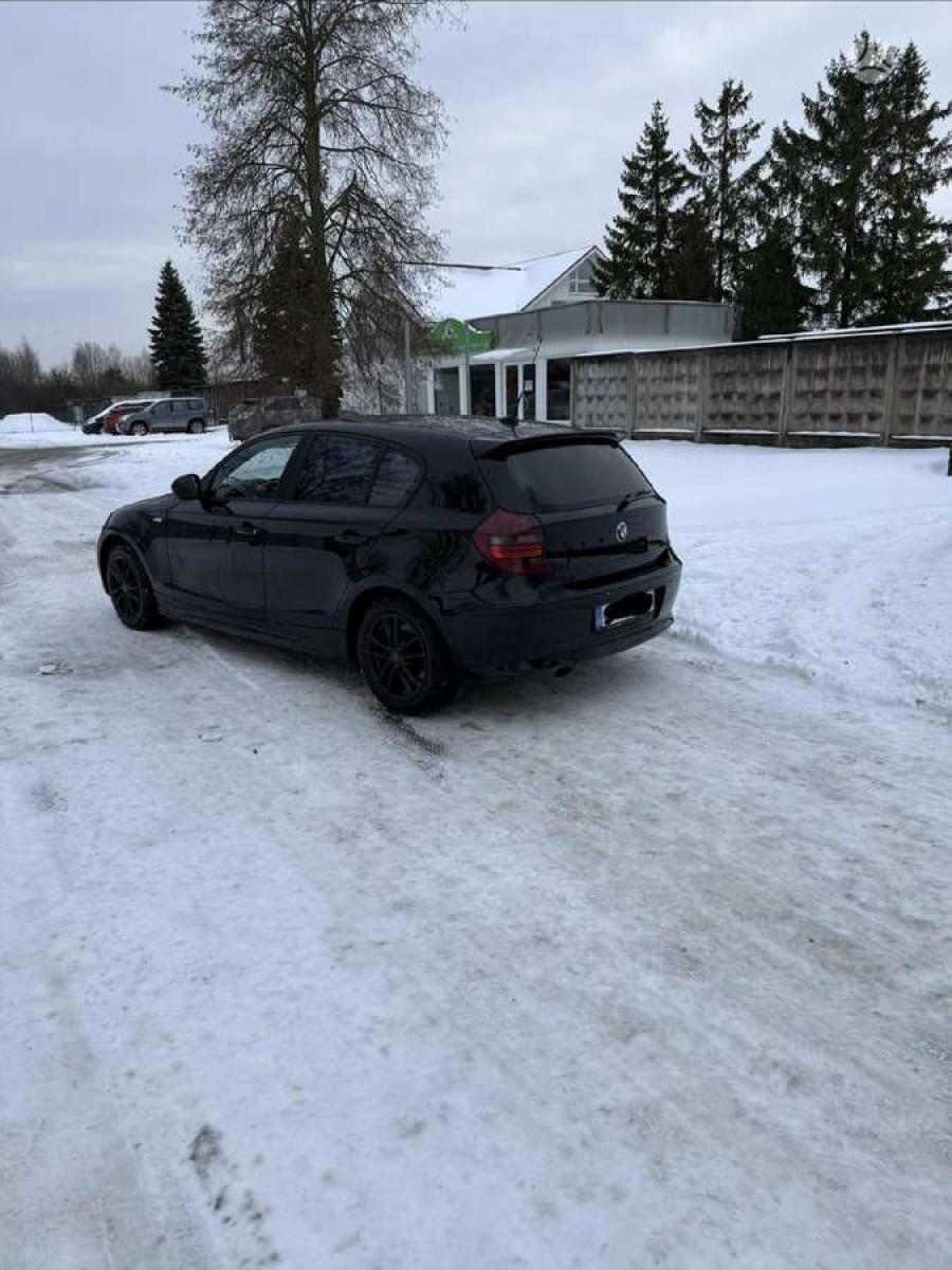 Black BMW 118 2011 in Kaunas, with an engine capacity of 2.00 L and mileage of 352 thousand km for 2800 €, photo 4 on AUTOMOTO.COM.LV