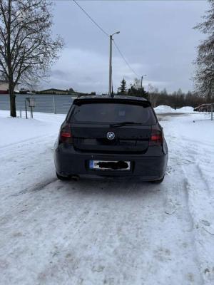 Black BMW 118 2011 in Kaunas, with an engine capacity of 2.00 L and mileage of 352 thousand km for 2800 €, photo 5 on AUTOMOTO.COM.LV