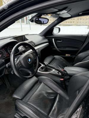Black BMW 118 2011 in Kaunas, with an engine capacity of 2.00 L and mileage of 352 thousand km for 2800 €, photo 10 on AUTOMOTO.COM.LV