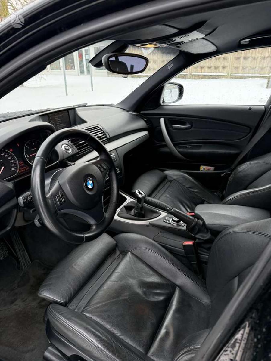 Black BMW 118 2011 in Kaunas, with an engine capacity of 2.00 L and mileage of 352 thousand km for 2800 €, photo 10 on AUTOMOTO.COM.LV