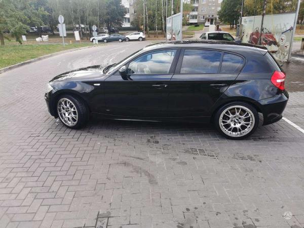 Black BMW 118 2011 in Marijampole, with an engine capacity of 2.00 L and mileage of 340 thousand km for 3600 €, photo 4 on AUTOMOTO.COM.LV