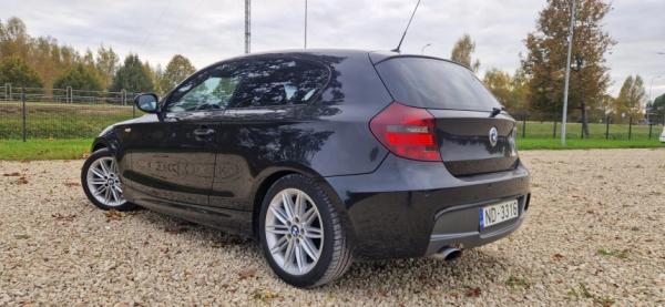 Black BMW 118 2011 in Riga, with an engine capacity of 2.00 L and mileage of 298 thousand km for 5100 €, photo 2 on AUTOMOTO.COM.LV