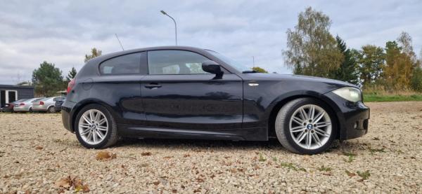 Black BMW 118 2011 in Riga, with an engine capacity of 2.00 L and mileage of 298 thousand km for 5100 €, photo 6 on AUTOMOTO.COM.LV